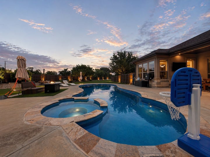 Luxury Estate: Pool, Spa, Theater, Guesthouse - Georgetown, TX