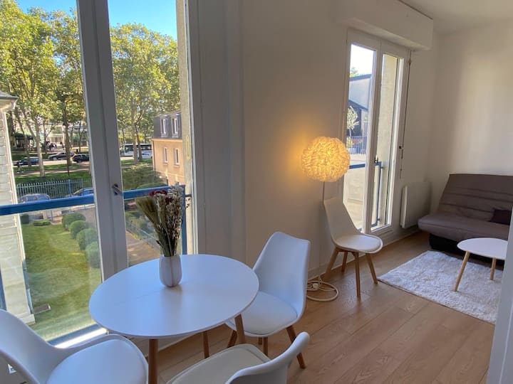 Charmant Studio Rénové Et à 3 Minutes Du Château - Versailles