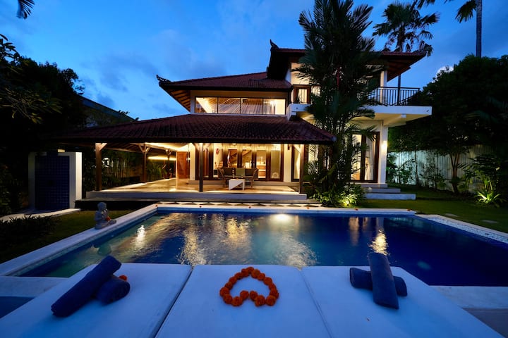 Spacious Family Villa Near Batu Bolong Beach - Canggu