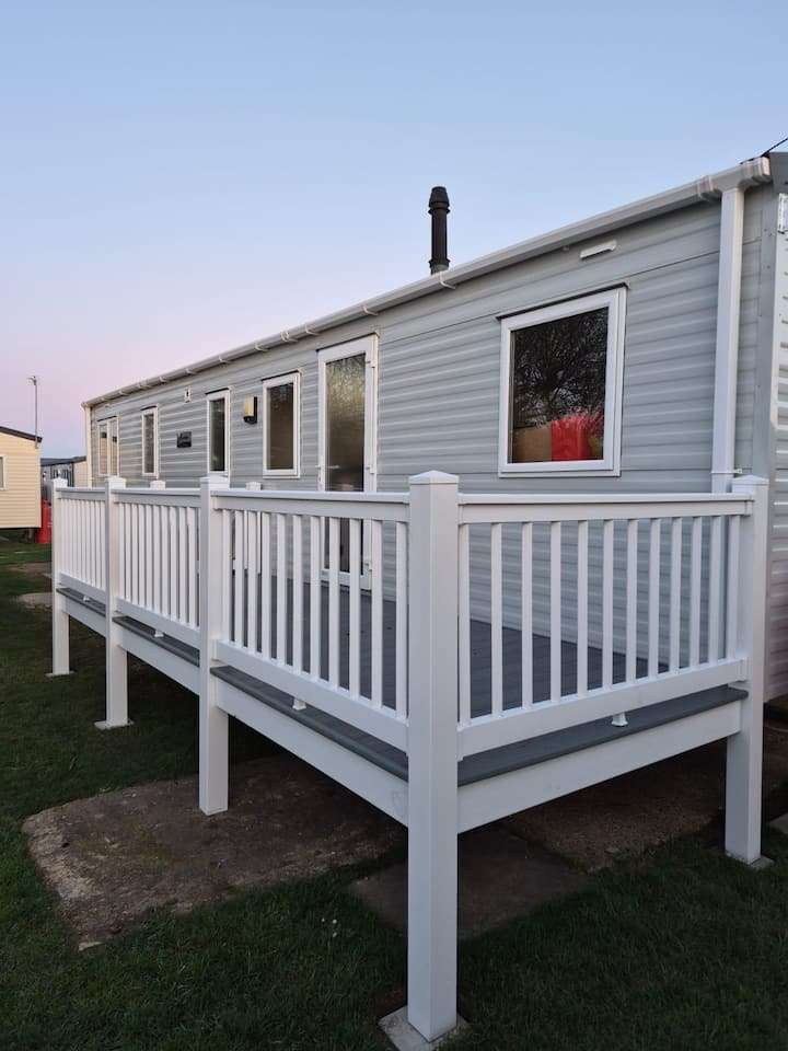 10 Berth Caravan With Decking Suffolk Ref 20223bs - Lowestoft