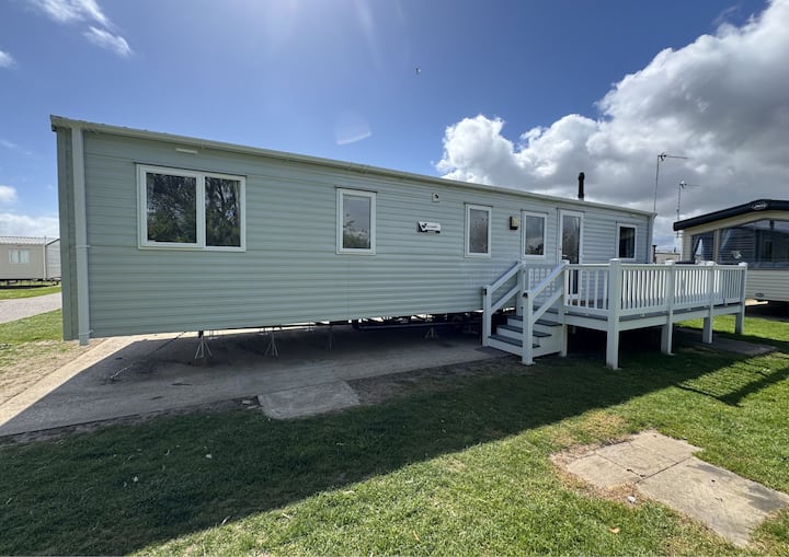 10 Berth Caravan With Decking Suffolk Ref 20223bs - Suffolk