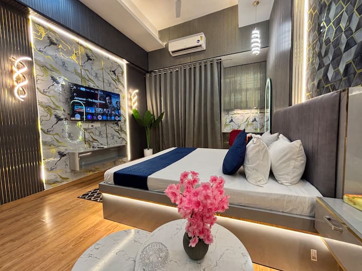 Dreamboat Luxury Stay For Couple Gaur City Mall - Ghaziabad