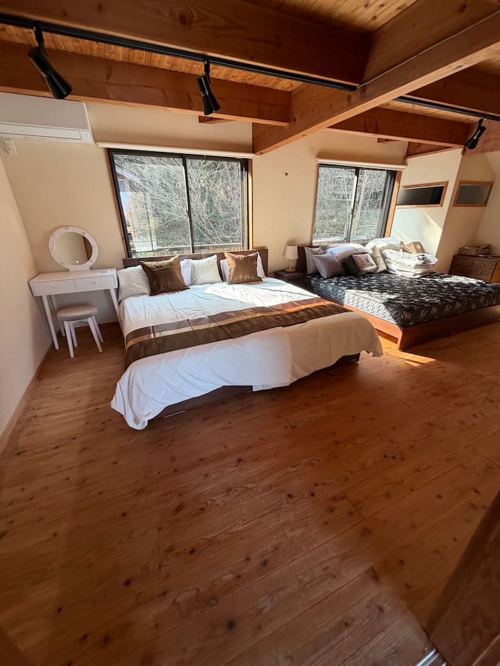 自然豊かな美しい森の別荘です。敷地内には３つのコテージ、小型犬用ドッグラン、レストランがあります。 - Kurume