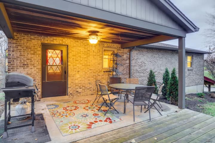 5br Farmhouse | Game Room | Near Cincinnati - California, KY