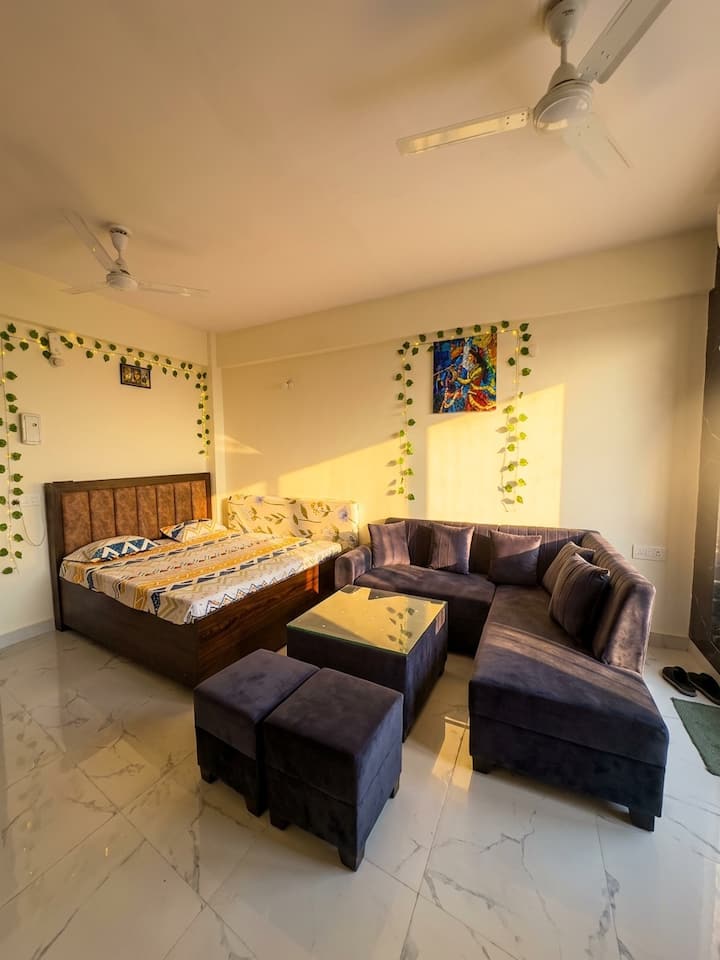 Stay In Heart Of Vrindavan| Studio Appartment | - Mathura
