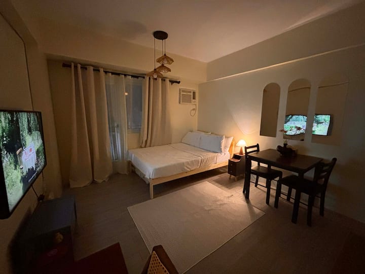 Austin's Pad | Studio W/ Balcony And Pool - Parañaque