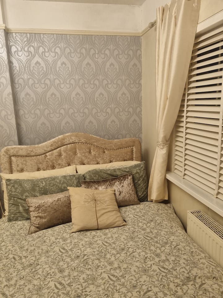 Clean Cosy Room Available - Limerick