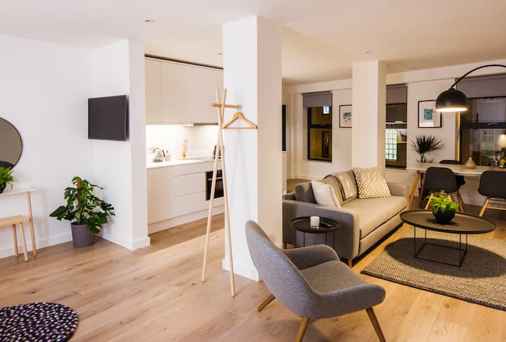 Hiding Space - Westgate Apartment - Deluxe - Bath