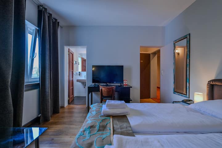 Twin Room: Free Breakfast & Parking | Frankfurt - Frankfurt
