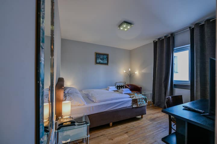 Dz Mit Privatbad: Gratis Frühstück & Parken | Ffm - Frankfurt