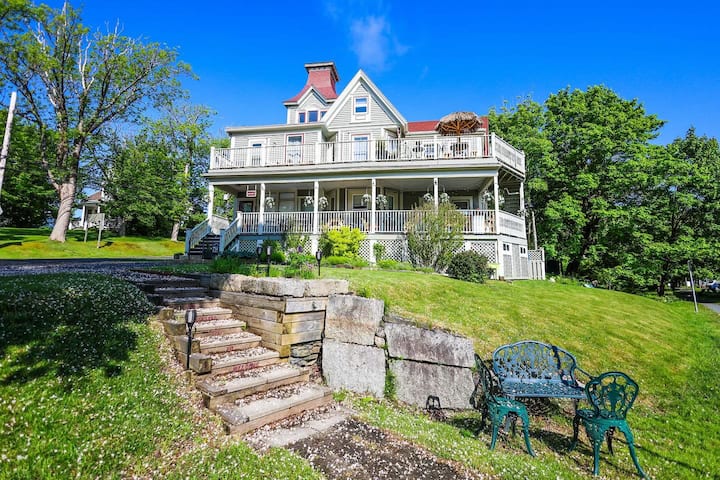 An Historic Inn With Modern Amenities - Lunenburg