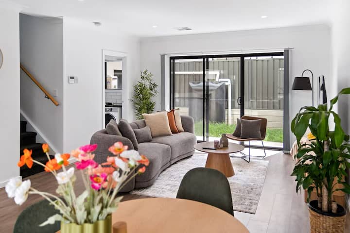 Steps To The Beach Cafes Moderm Stylish 3br - The Arts Centre, Port Noarlunga