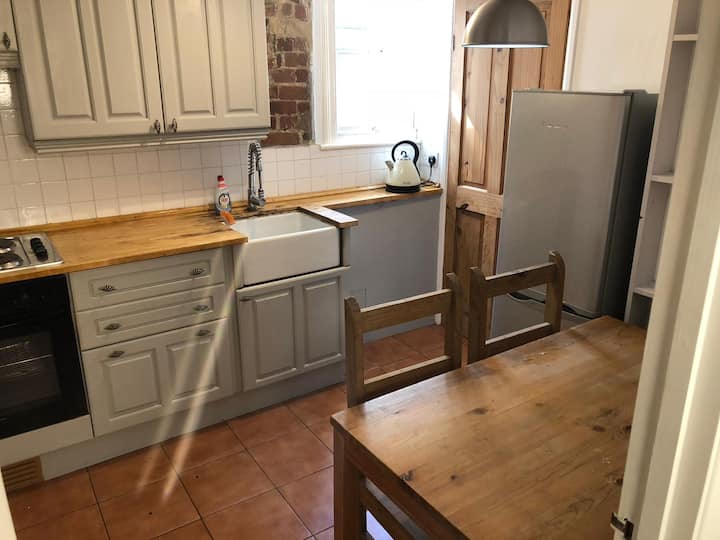2 Bed Cottage, Steps From Dining & Local Shops - Aéroport de Londres Stansted (STN)