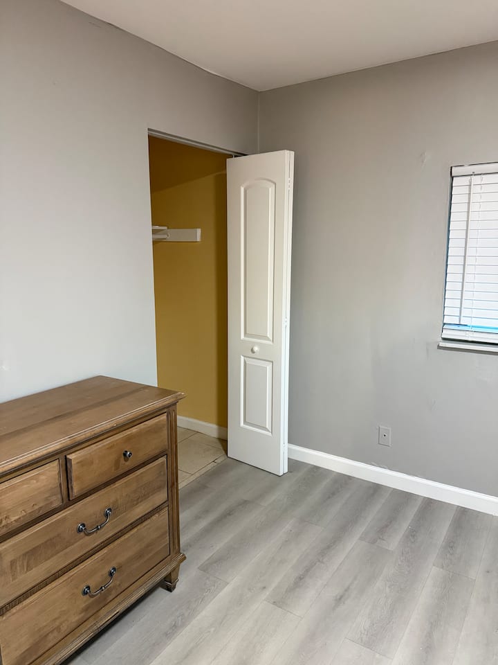 Relaxing Sunrise Stay | 2br | 1.5 Bath | Retreat - Sunrise, FL