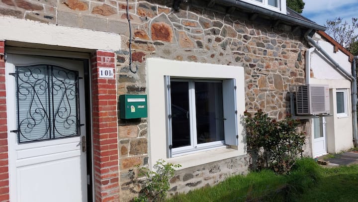 Maison De Quartier Dans Une Venelle - Yffiniac