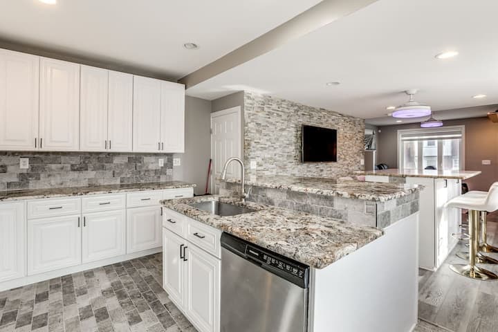 3br W/ Hot Tub + 2 King Beds - Bensalem, PA