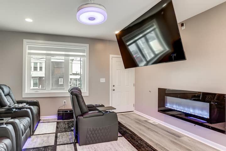 Luxury Hidden Gem Jet Jacuzzi + Secret Arcade Room - Bensalem, PA