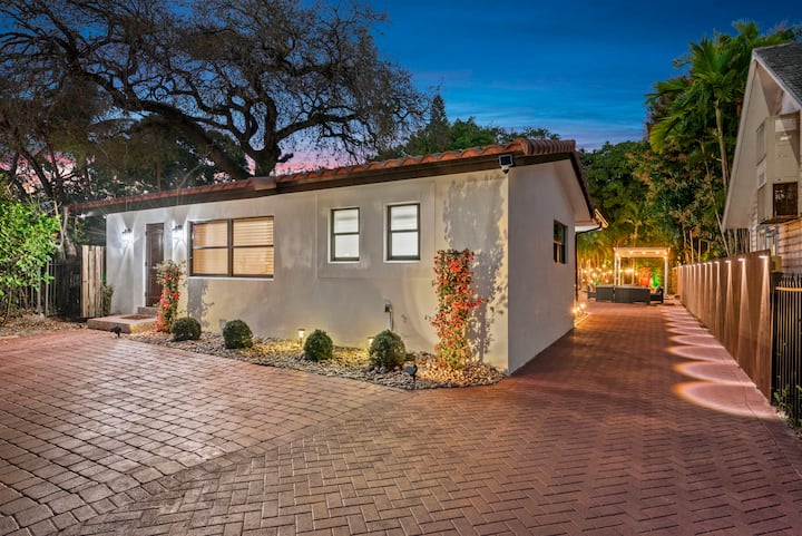 Las Olas Inn Collection| 2br Retreat | Pool - Fort Lauderdale, FL