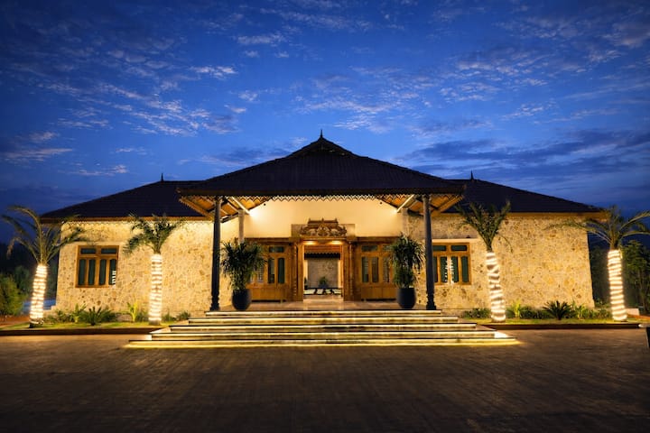 Vrindavan 6br With Poolside Raindance By Homeyhuts - India