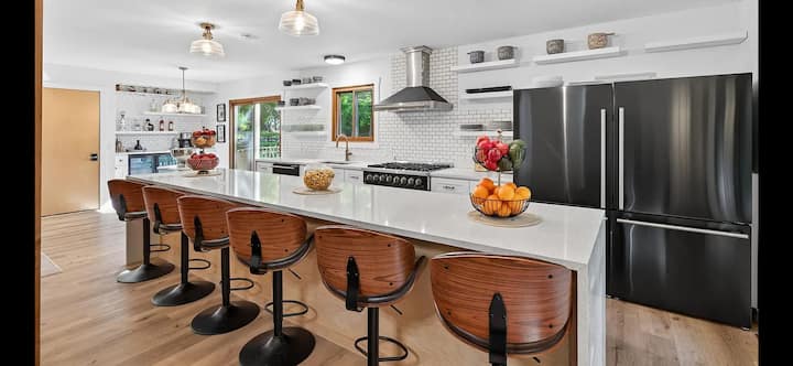 Spacious Medicine Lake Home Sleeps 17 - Brooklyn Park, MN