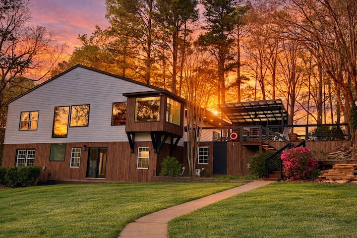 8bdrm, Sleeps 22, Hotub, Cvrd Docks, Dock Kitchen! - Lake Gaston