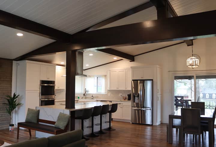 Gorgeous & Modern Home With Huge Fenced-in Yard - 몬로빌