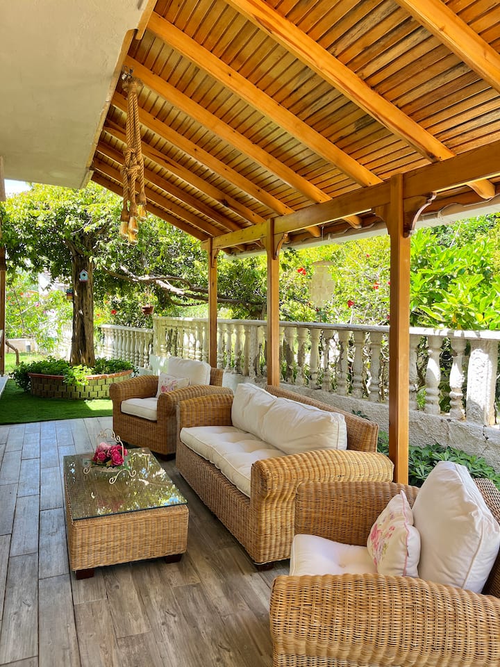 Cesme Pet Friendly Villa Near Beach W/ Garden - アラサトゥ