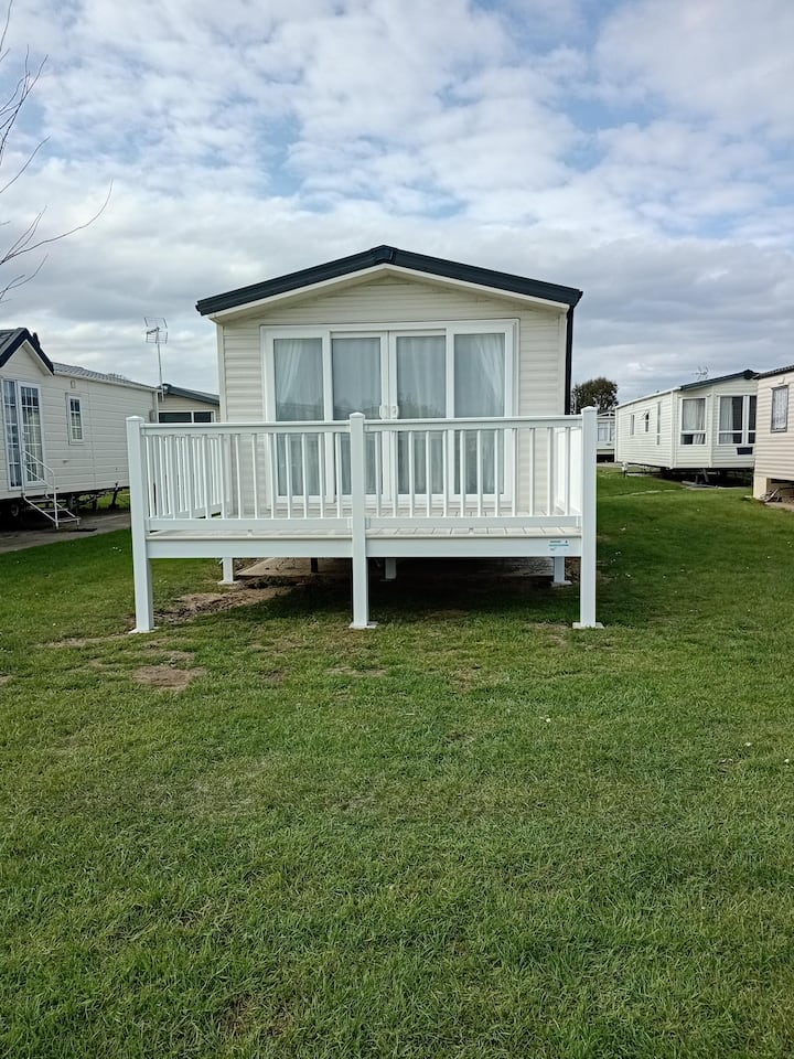 Caravan At Dovercourt With Decking Ref 44201l - Harwich