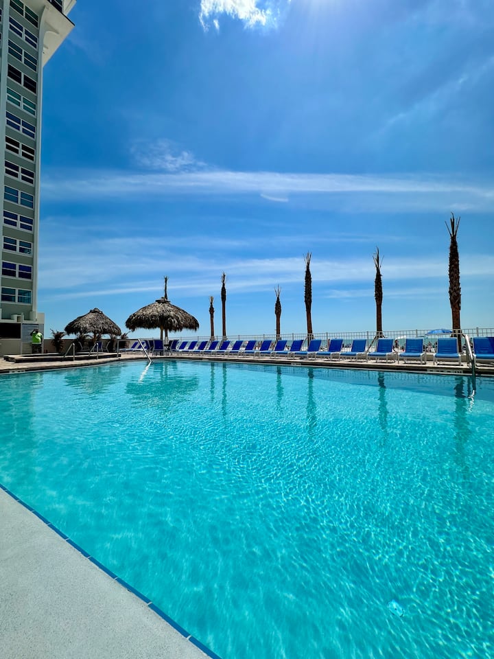Beachy,spacious 3/3 Condo On The Gulf! Sleeps 10 - Redington Shores, FL
