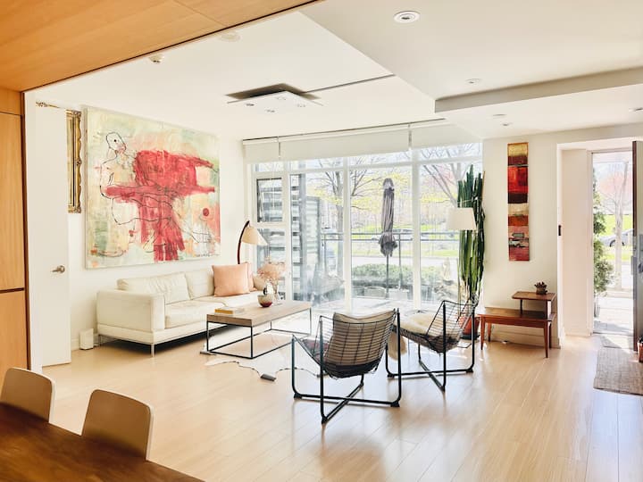 Art-filled Downtown Lakeside Townhouse - Toronto