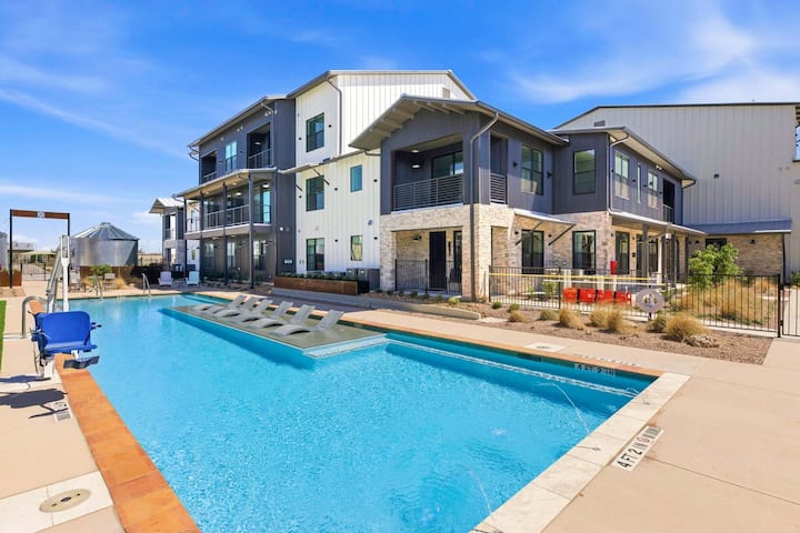 Luxe Condo • Prime Location • 5-star Comfort - New Braunfels, TX
