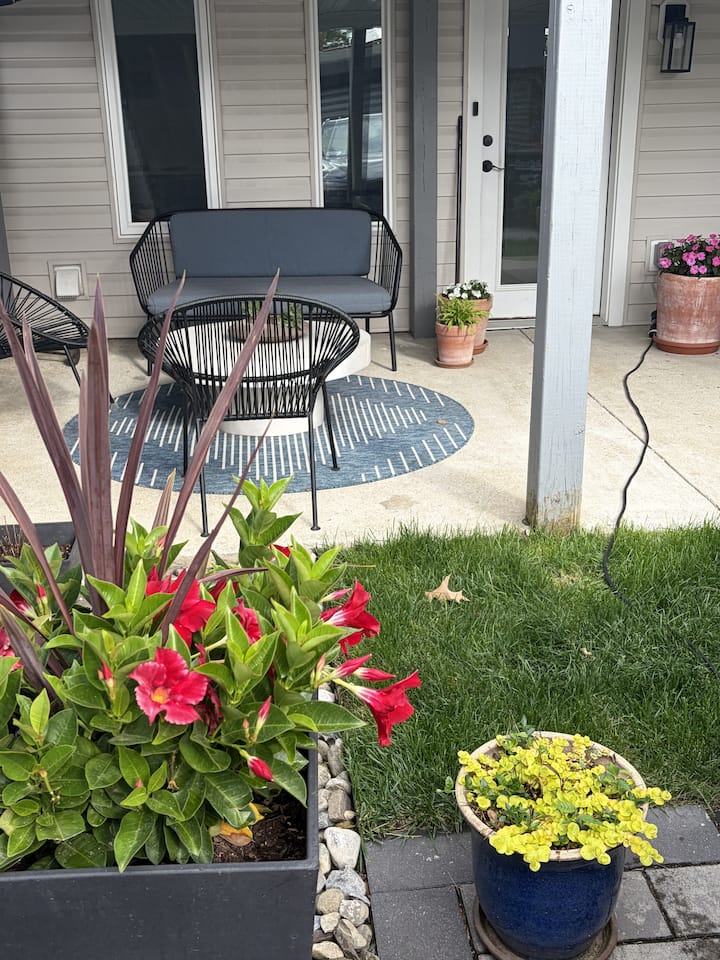 Modern Walk-out Suite W/ Gated Parking + Patio - Washington D. C., DC