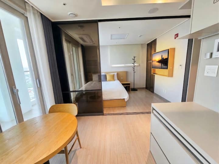 07.[호텔+펜션] [연박할인]등대해변 써밋베이 1.5룸, [하프오션뷰, 하버뷰] 일출맛집 - Sokcho-si