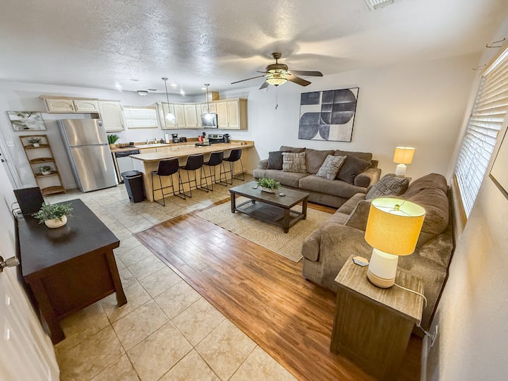 The Oil Lodge: 3 Bed, 2.5 Bath In Heart Of Town! - Hobbs, NM