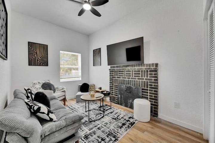 Downtown 1/1 | Full Kitchen & Bath | Near Beaches - Largo, FL