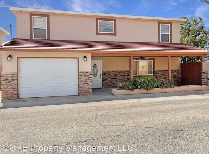 The Oil Lodge Ii: 3 Bed 2.5 Bath In Center Of Town - Hobbs, NM