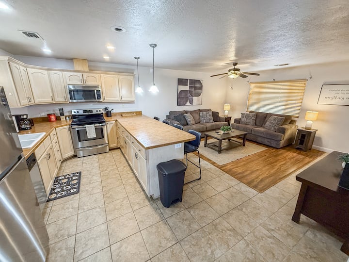 The Oil Lodge 2: 3 Bed 2.5 Bath In Center Of Town - Hobbs, NM