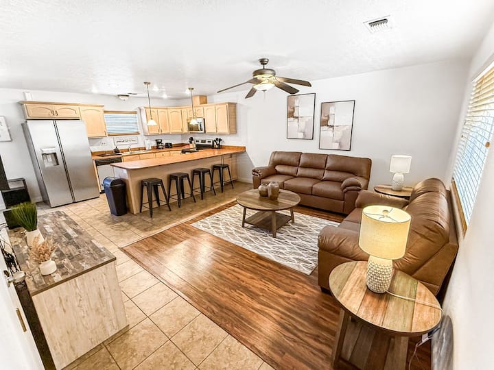 The Oil Lodge 2: 3 Bed 2.5 Bath In Center Of Town - Hobbs, NM