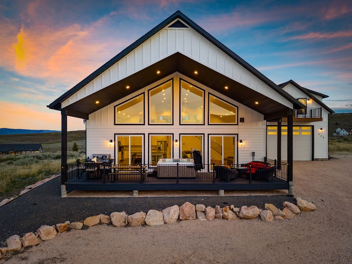 Sleeps 35, 2 Homes, Ideal Beach, Hot Tub, Games! - Bear Lake