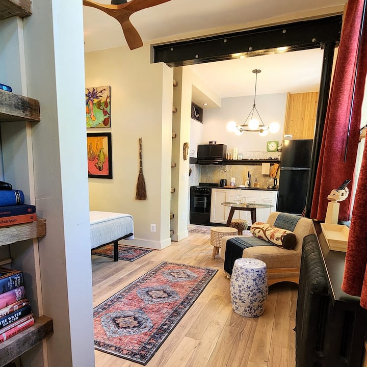 Bella Vista Parkside Sunlit Studio - Philadelphia, PA