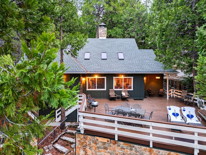 Lake Arrowhead Cabin • Deck Dining • Fireplace - Lake Arrowhead, CA