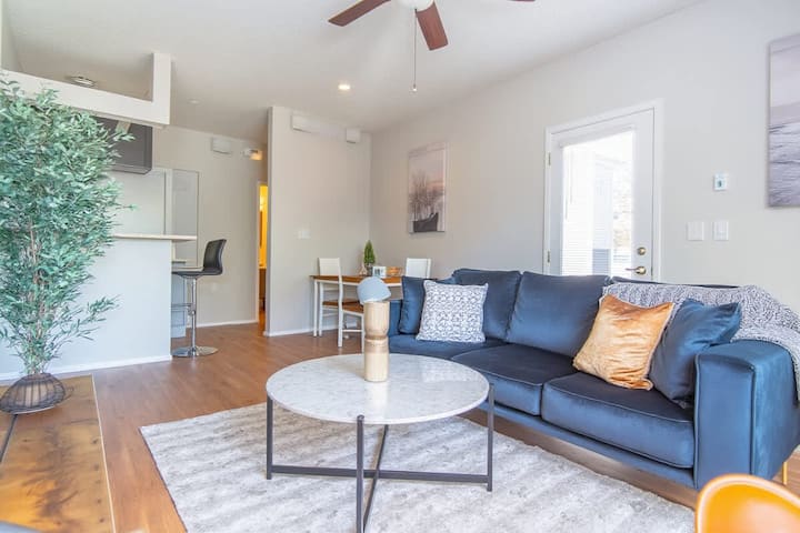 Chic Stays 1br King Suite, Free Parking,pool & Gym - Irving, TX