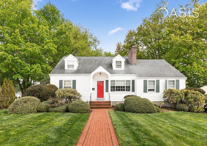 The Bay Lady's Landing | Heart Of Bellport Village - Medford, NY
