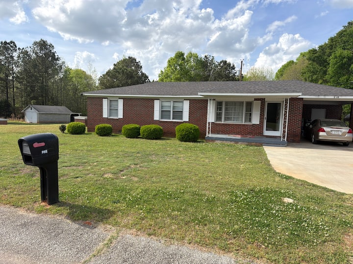 Country Living Home Away From Home - Greenwood, SC