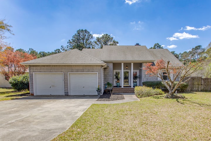 Coastal Retreat In Hampstead + Private Deck & Yard - Hampstead, NC