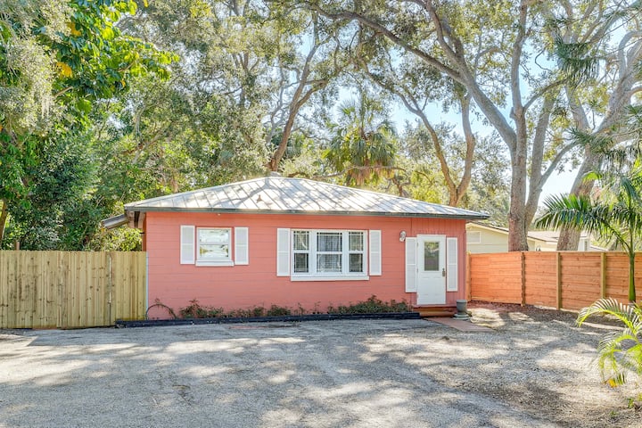 5 Mi To St Pete Beach! Snowbird Home W/ Large Yard - St. Petersburg, FL