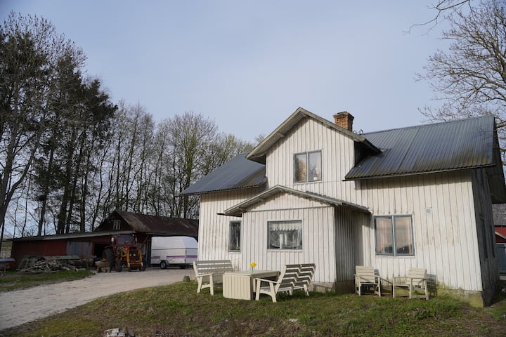 Lantligt Stort Hus Med 8 Bäddar - Järn - Mellerud