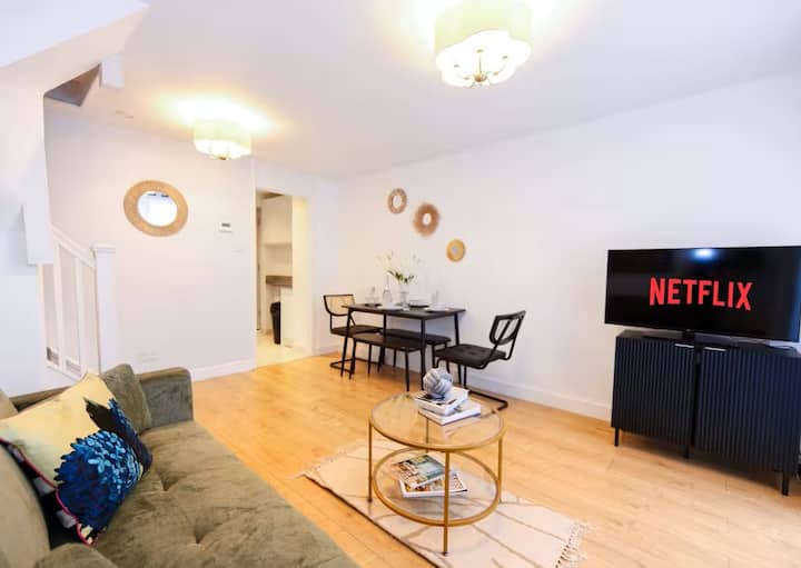 Stylish 2-bed House With Garden & Free Parking - Hemel Hempstead