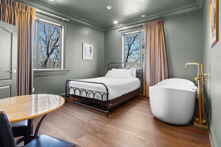 Queen Spa Suite (109) - Kansas City, KS