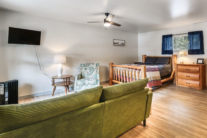 < 1 Mi To Boat Launch! Schroon Lake Basecamp - Adirondack, NY